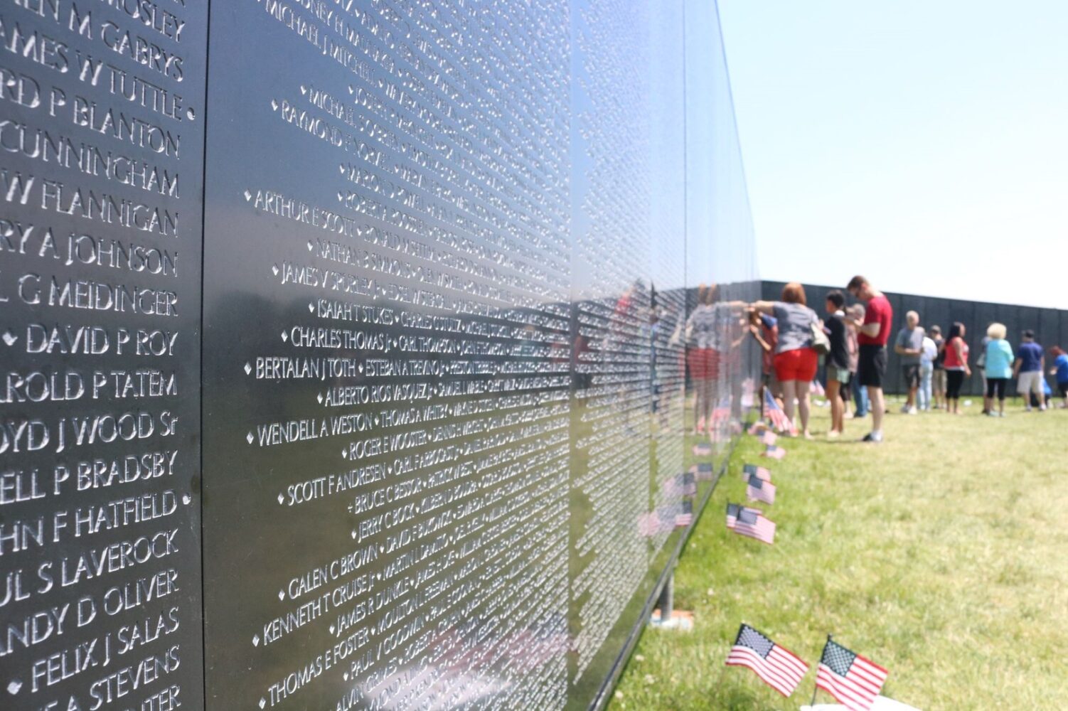 Replica of the Vietnam Veterans Memorial escorted by motorcycles across ...